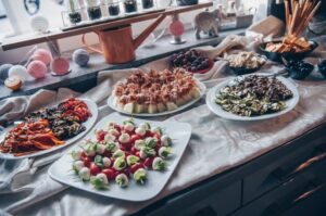 Choose the PERFECT murder mystery party food and menu!